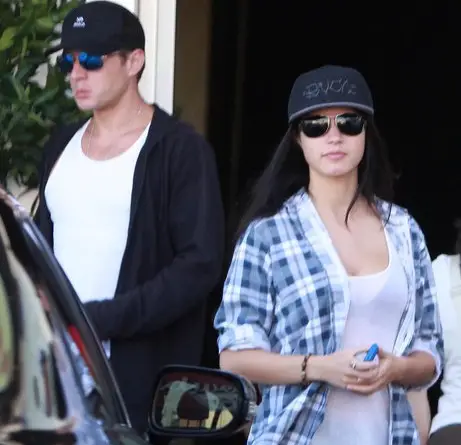 Alexis Knapp Still Dating Her Boyfriend Ryan Phillippe? Married The ...