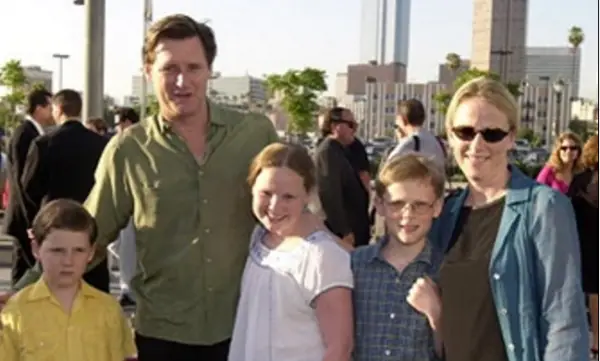 Bill Pullman Keeps it Strong With Wife and Children! A Man Perfectly ...
